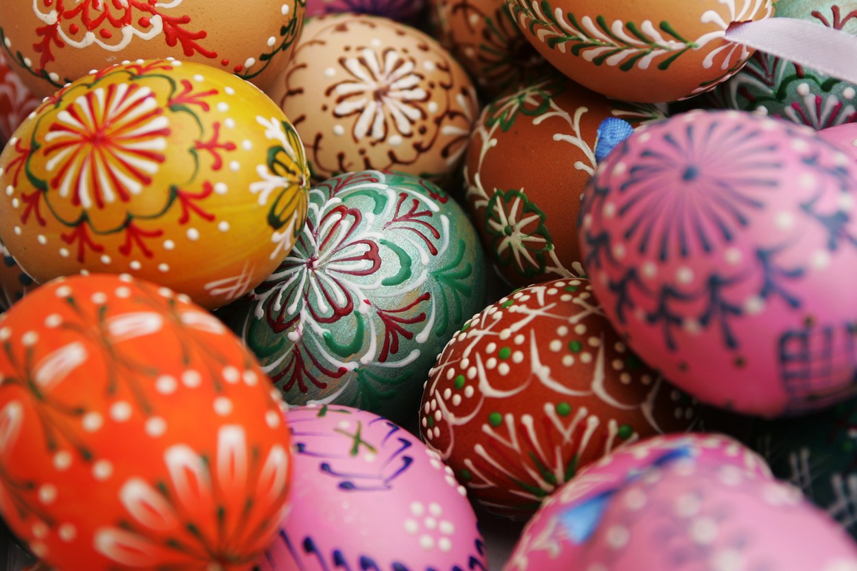 S temi načini barvanja vaši pirhi ne bodo nikoli dolgočasni - Žurnal24 priporoča